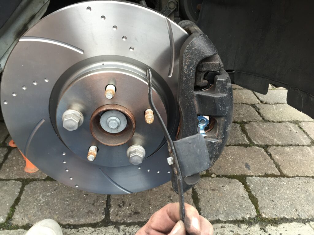 How To Fit Focus ST225 Brakes - James Simpson